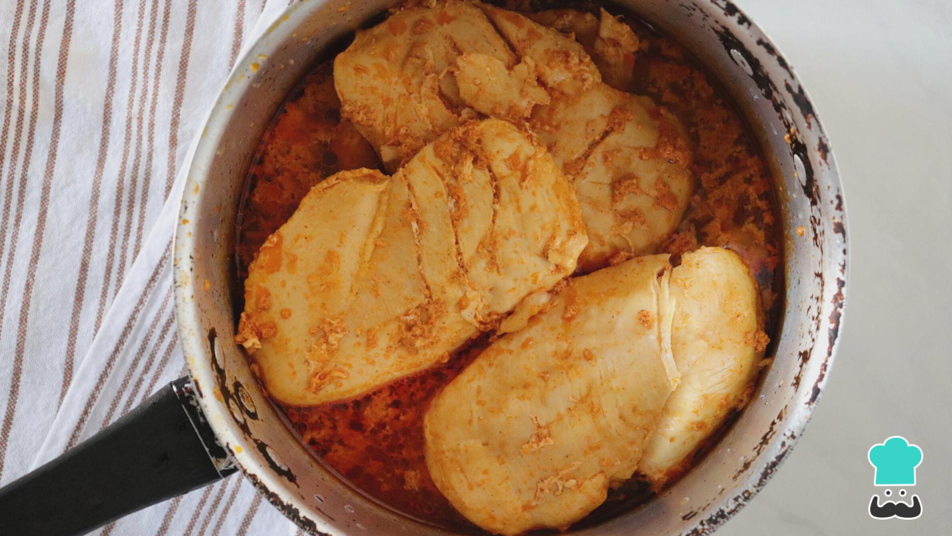 Frango desfiado e temperado para recheio de tortas pães e mais