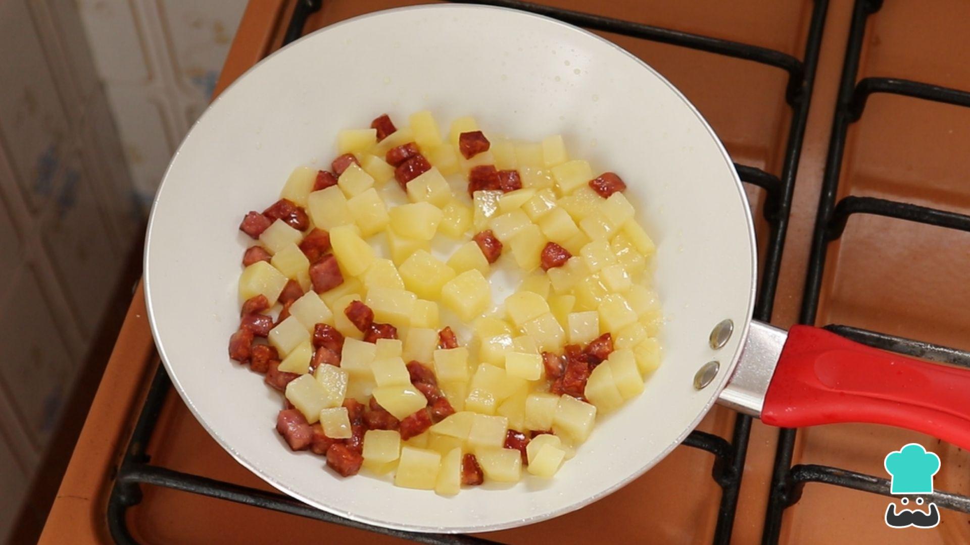 Receita prática de fritada de batata com calabresa (com fotos) Receita prática de fritada de batata com calabresa (com fotos)
