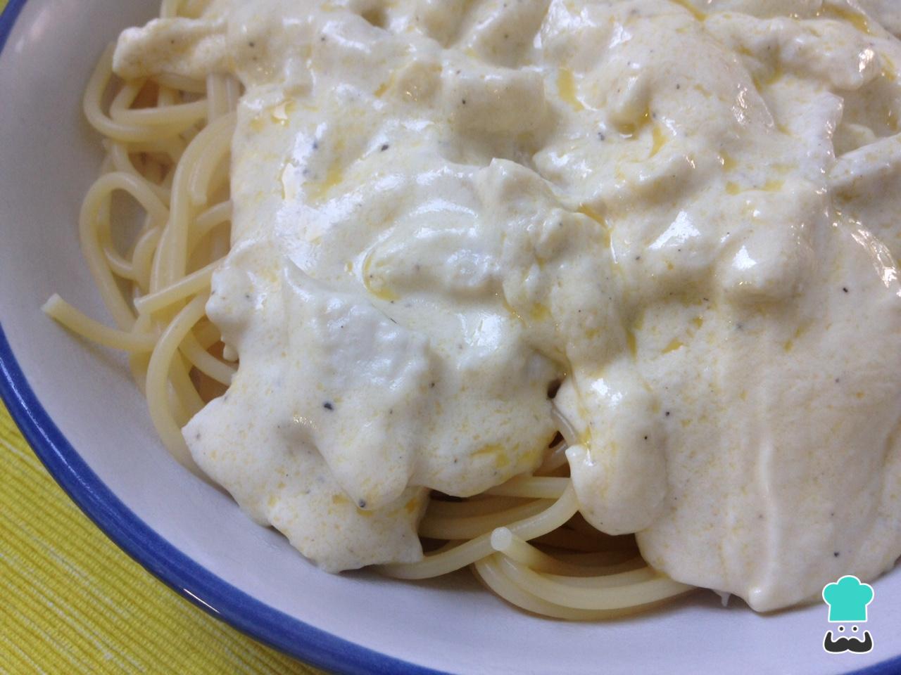 Macarrão Com Frango E Molho Alfredo Fácil