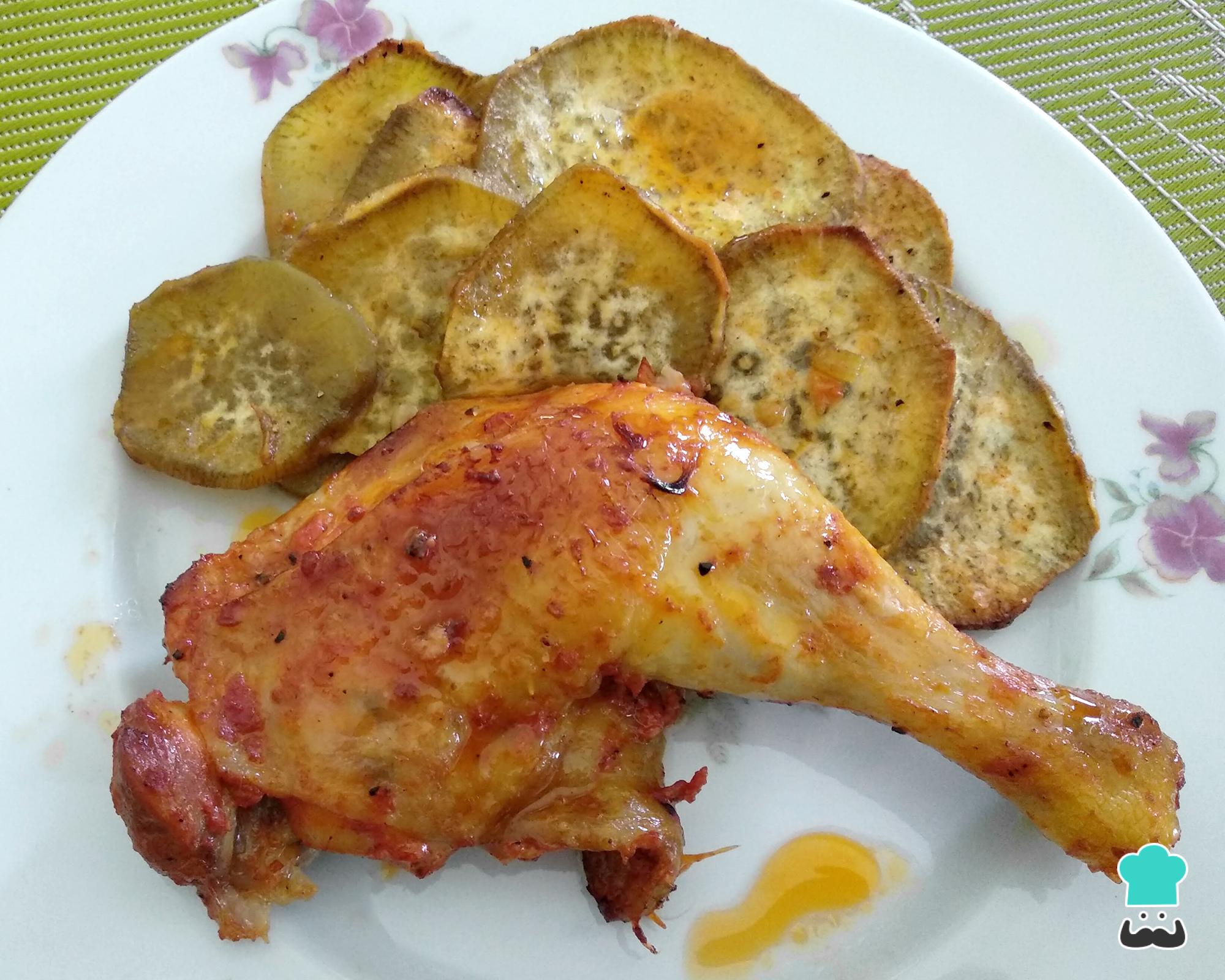 Sobrecoxa de frango assada no forno com batatas - fácil e prática Sobrecoxa de frango assada no forno com batatas - fácil e prática